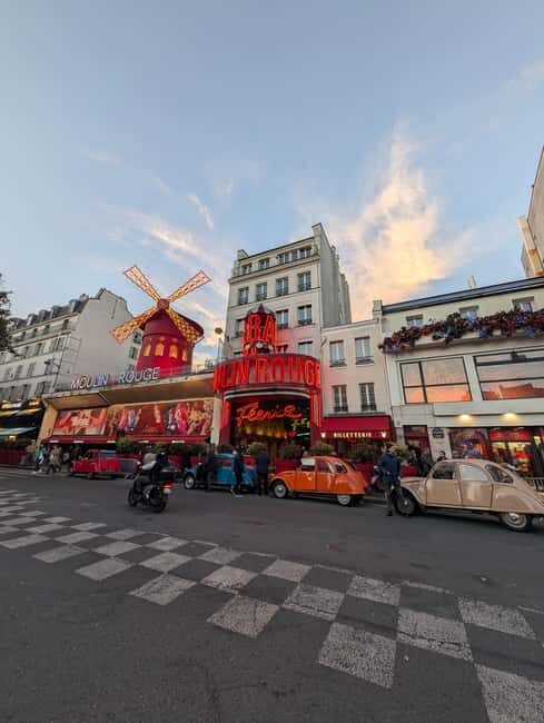 Guided tour of Paris' most famous monuments in a vintage car!